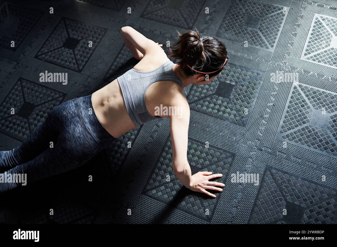 Women strength training hi-res stock photography and images - Alamy