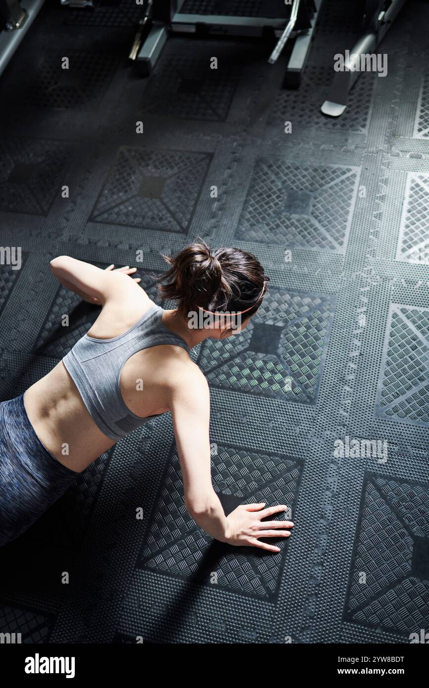 Workout Young women Strength training Stock Photo - Alamy