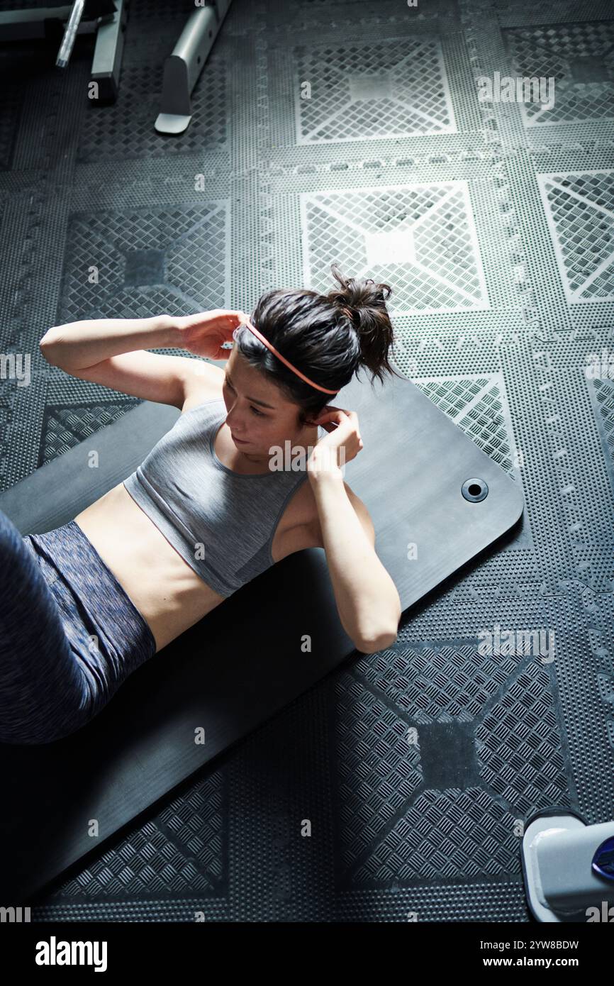 Workout Young women Strength training Stock Photo - Alamy