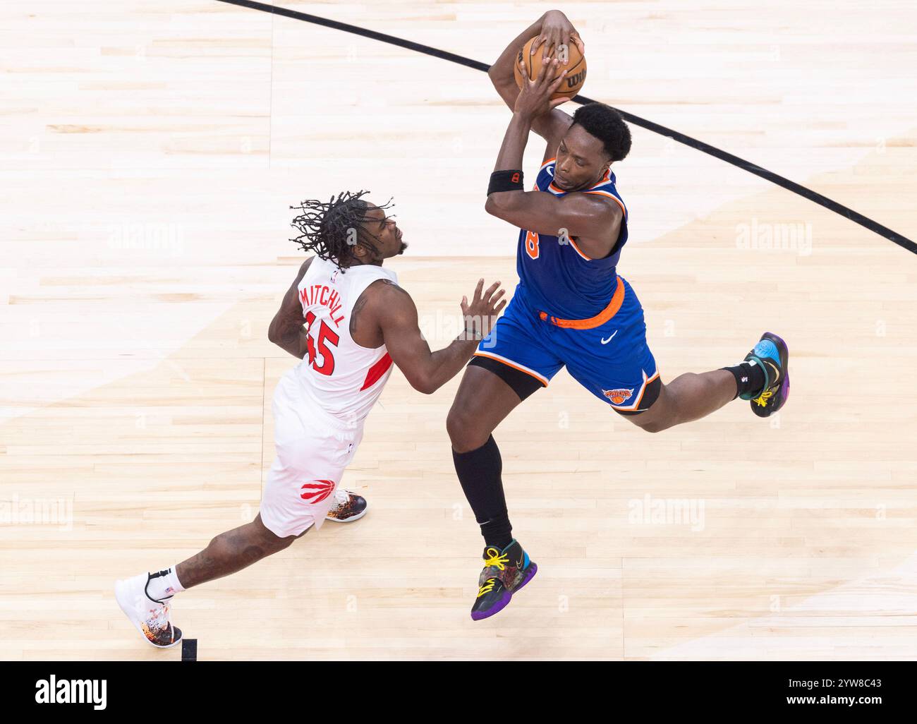 Toronto, Canada. 9th Dec, 2024. OG Anunoby (R) of New York Knicks breaks through during the 2024 ...