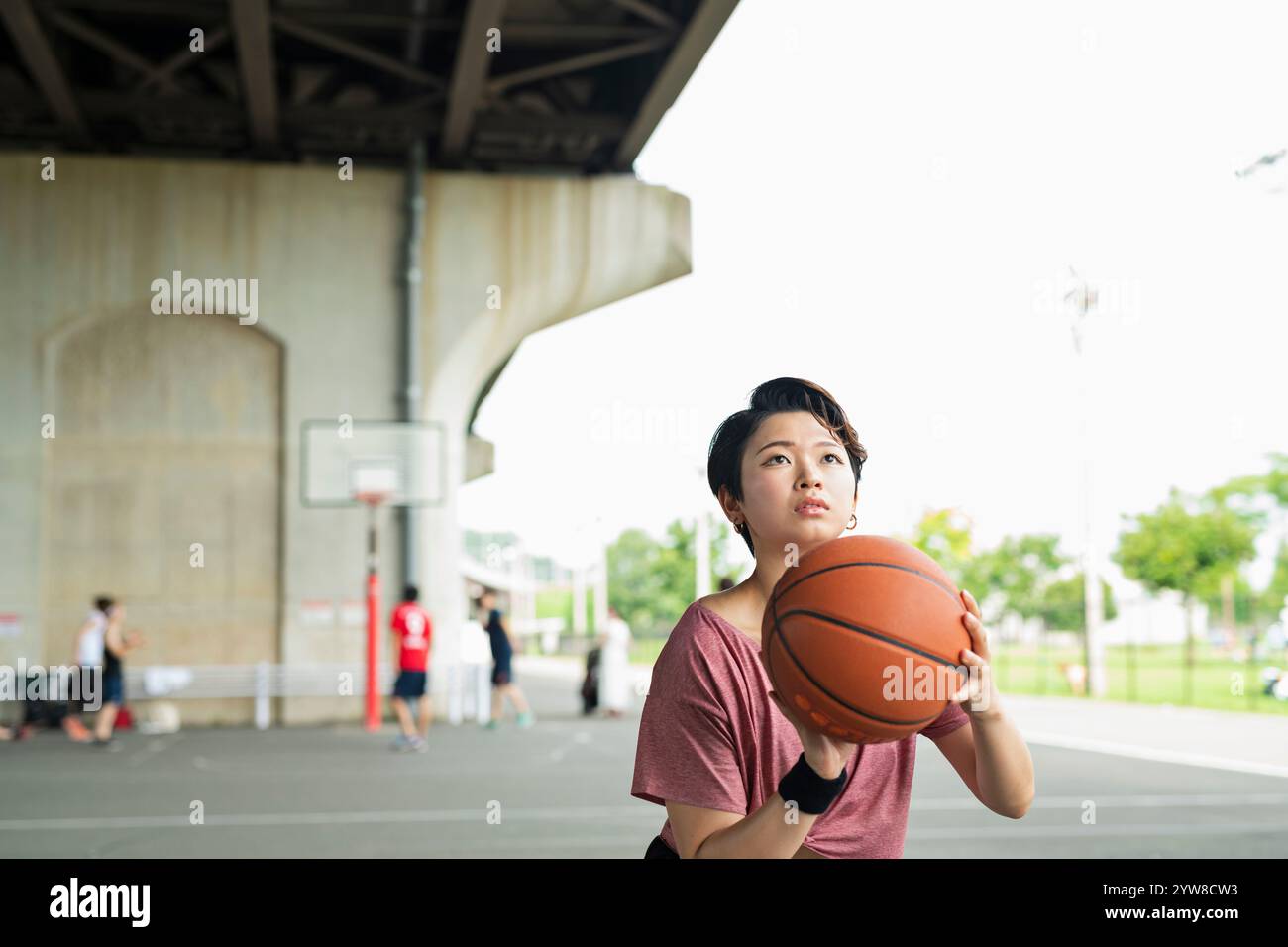 Women playing basketball Stock Photo - Alamy