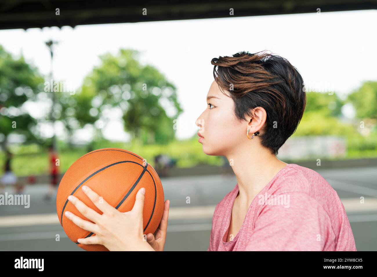 Women playing basketball Stock Photo - Alamy