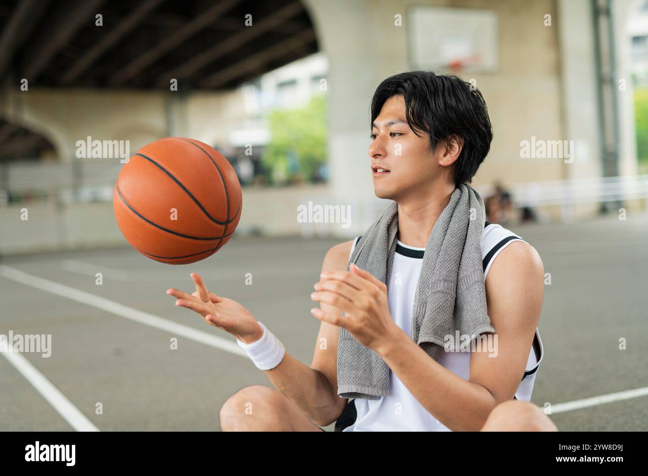 Men and women taking a break during basketball practice Stock Photo - Alamy