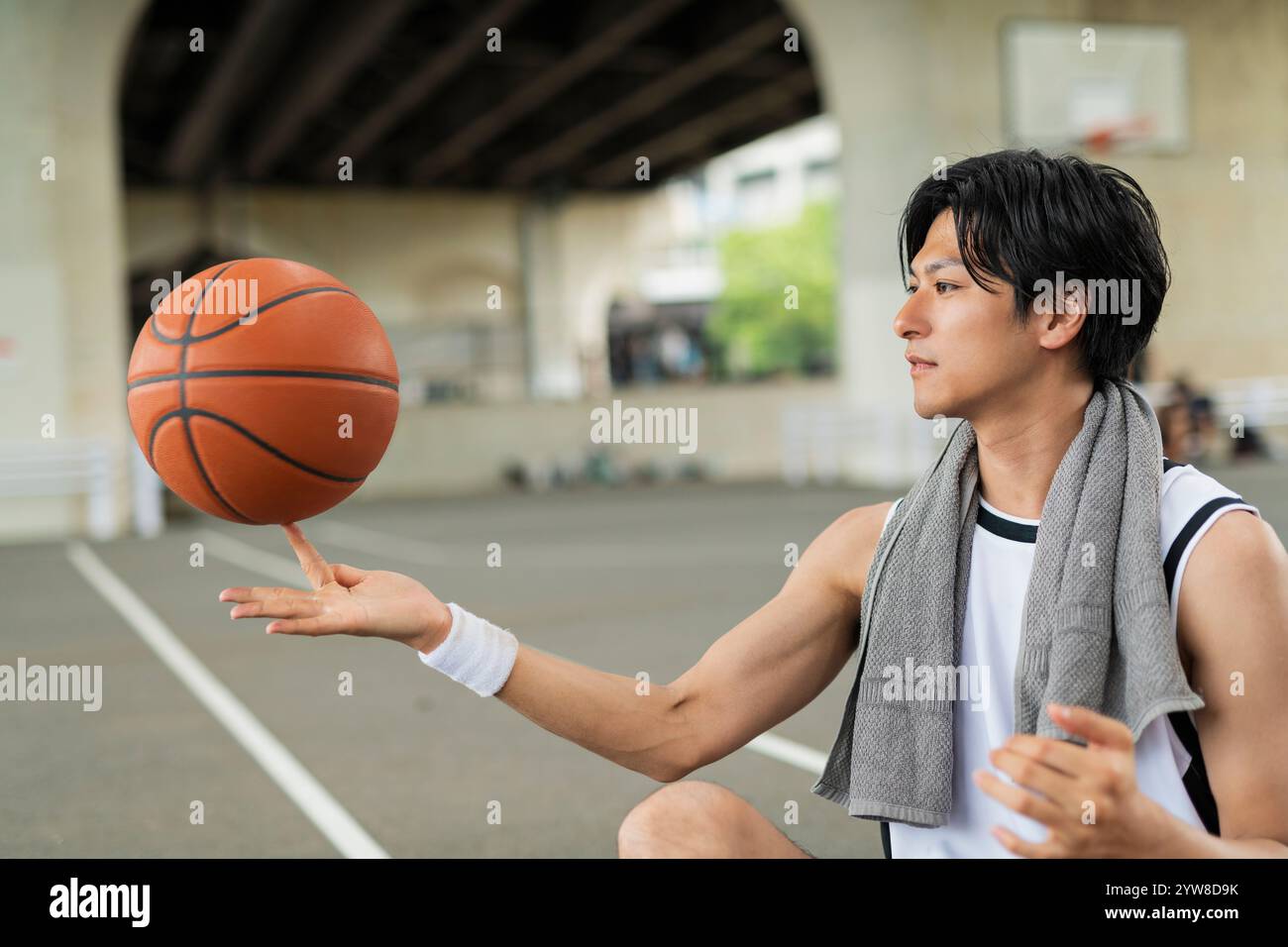 Men and women taking a break during basketball practice Stock Photo - Alamy