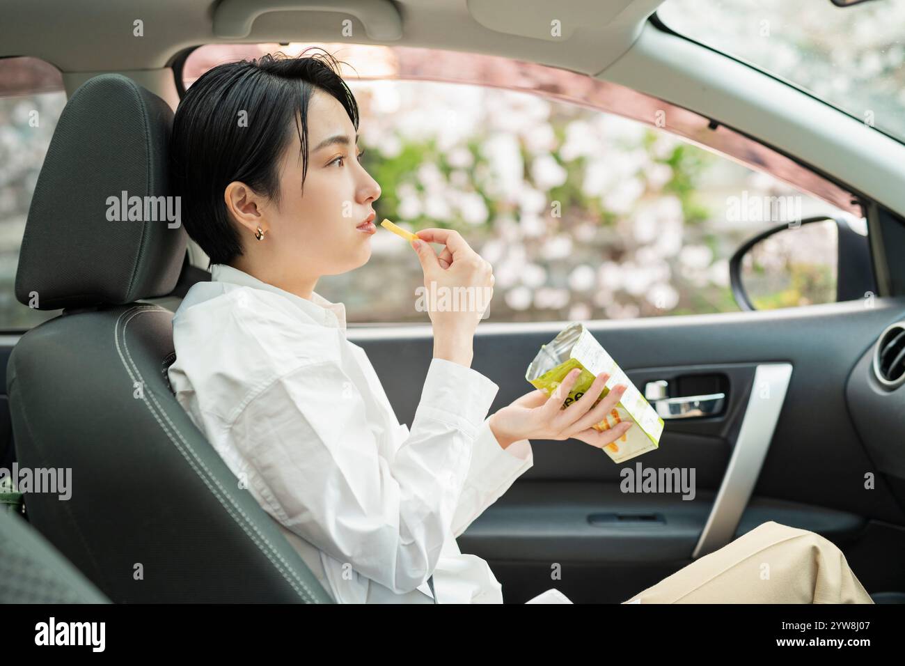 Eating while driving hi-res stock photography and images - Alamy
