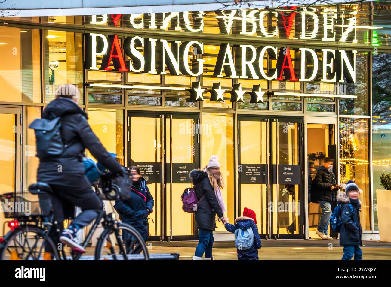 Einkaufszentrum Pasing Arcaden, Leute beim vorweihnachtlichen Shopping ...