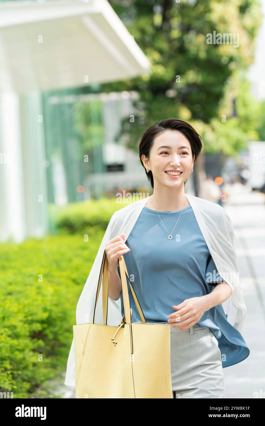 Working women walking in the street Stock Photo - Alamy