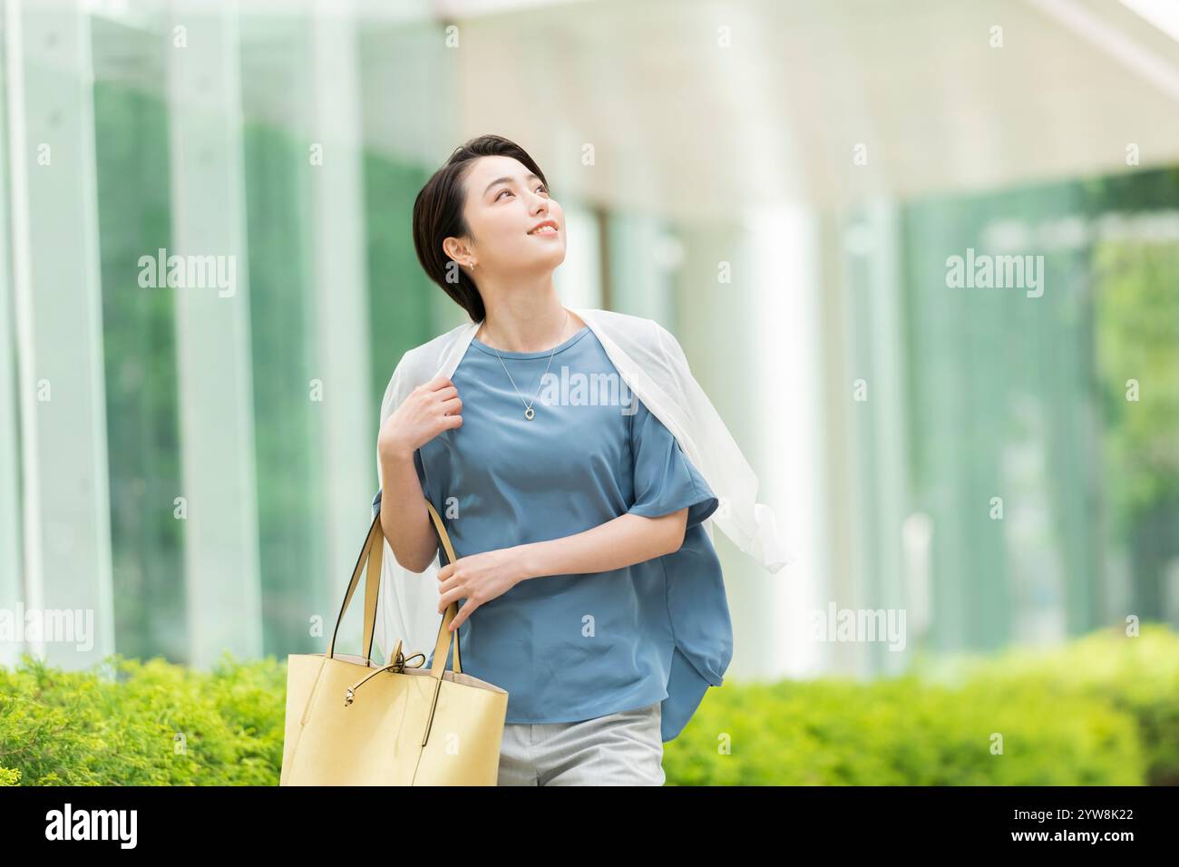 Working women walking in the street Stock Photo - Alamy