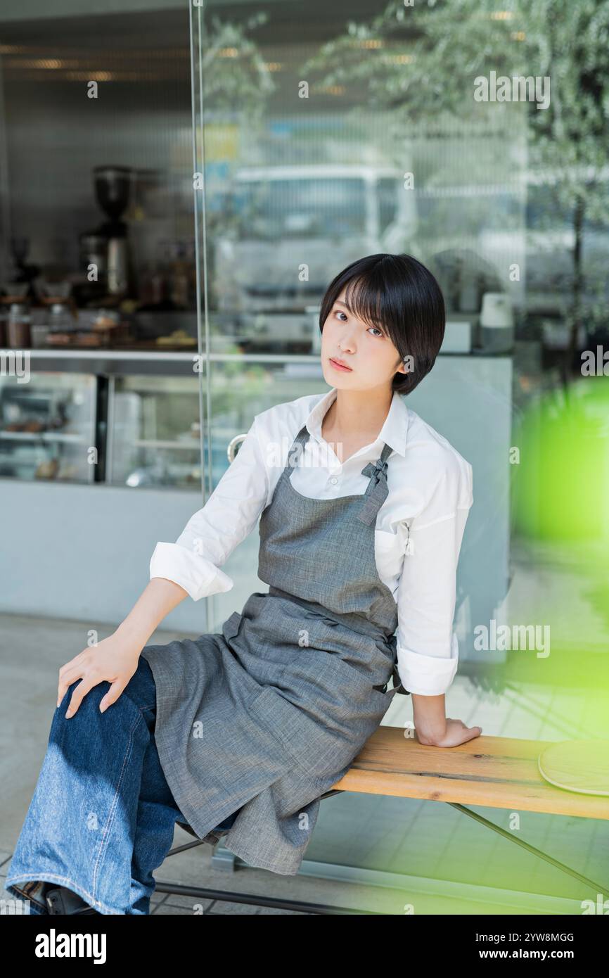 Café Female staff Stock Photo - Alamy