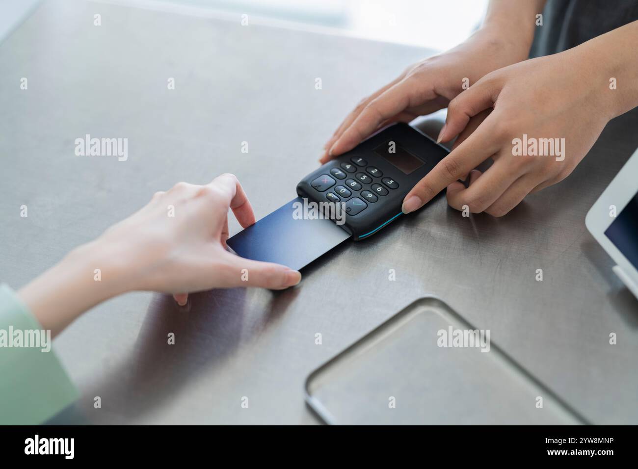 Café Woman making credit card payment Stock Photo - Alamy
