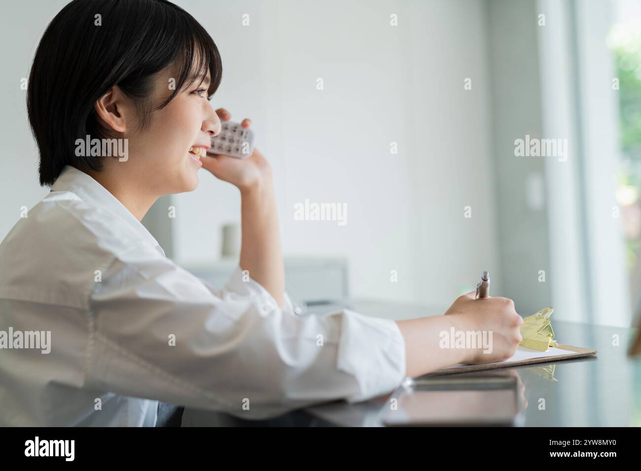 Café Female staff making a phone call Stock Photo - Alamy