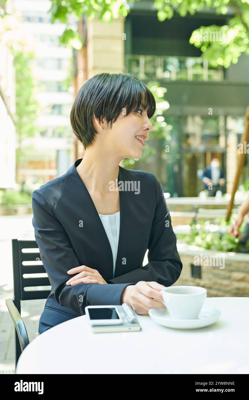 Female office worker in her 30s taking a lunch break at a café Stock ...