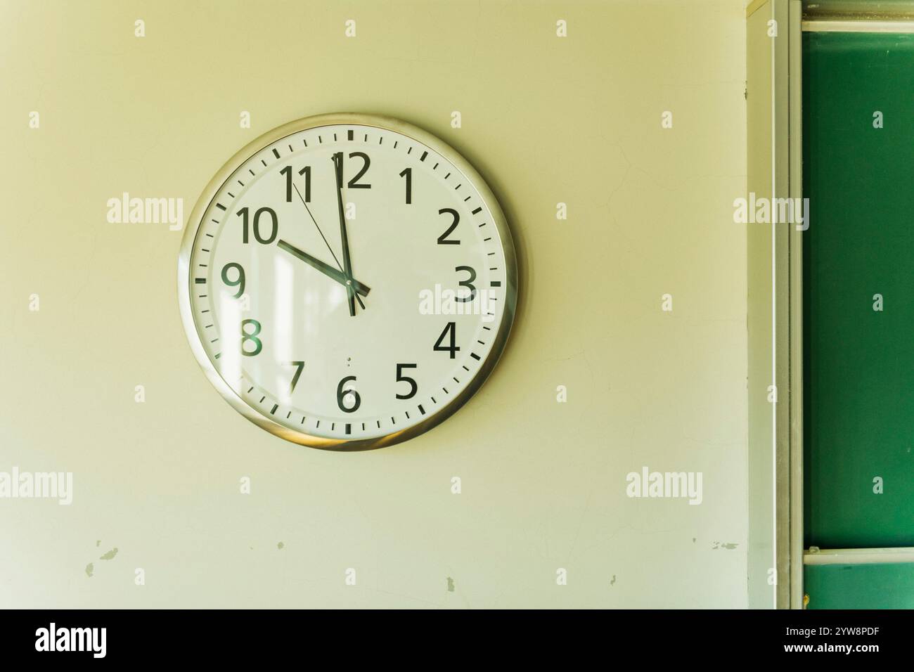 Student classroom clock hi-res stock photography and images - Alamy