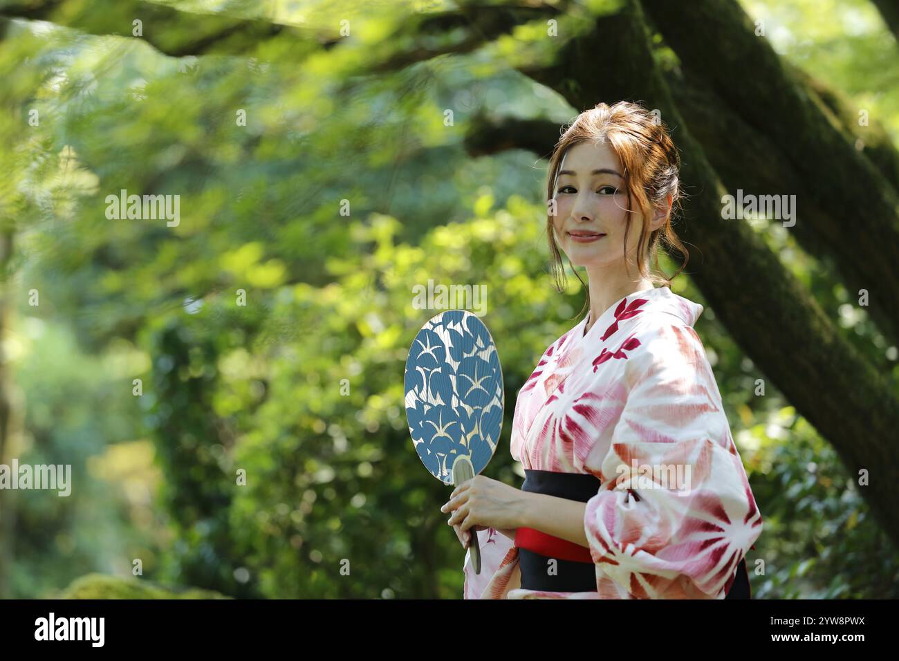 Summer, Japanese women in yukata Stock Photo - Alamy