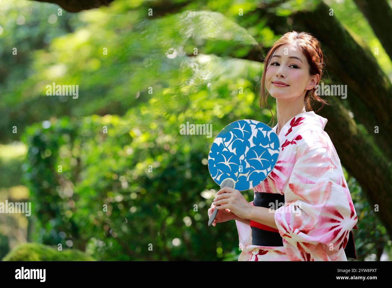 Summer, Japanese women in yukata Stock Photo - Alamy