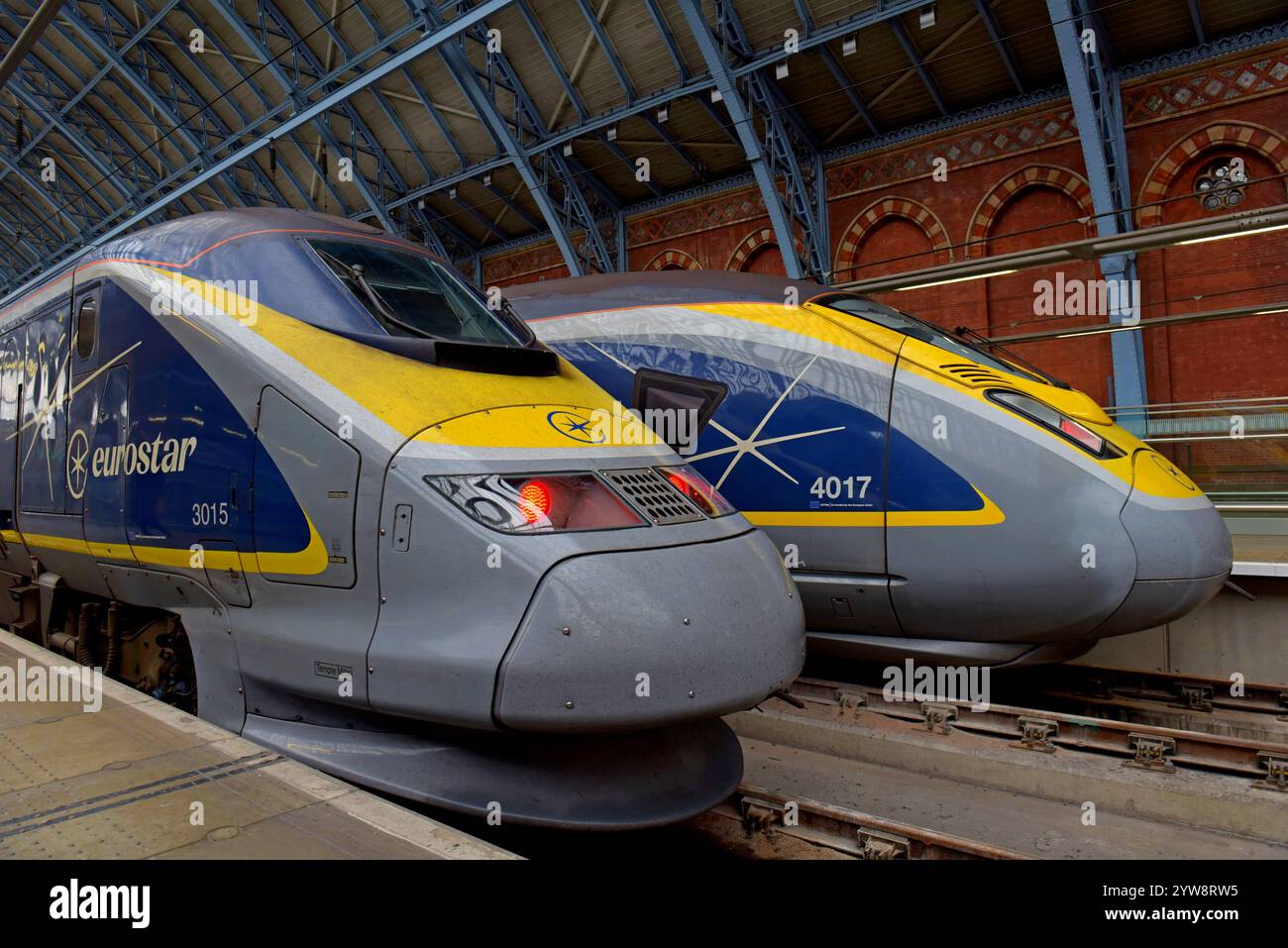 Eurostar channel tunnel trains, E300 front & E320 rear, at St Pancras ...