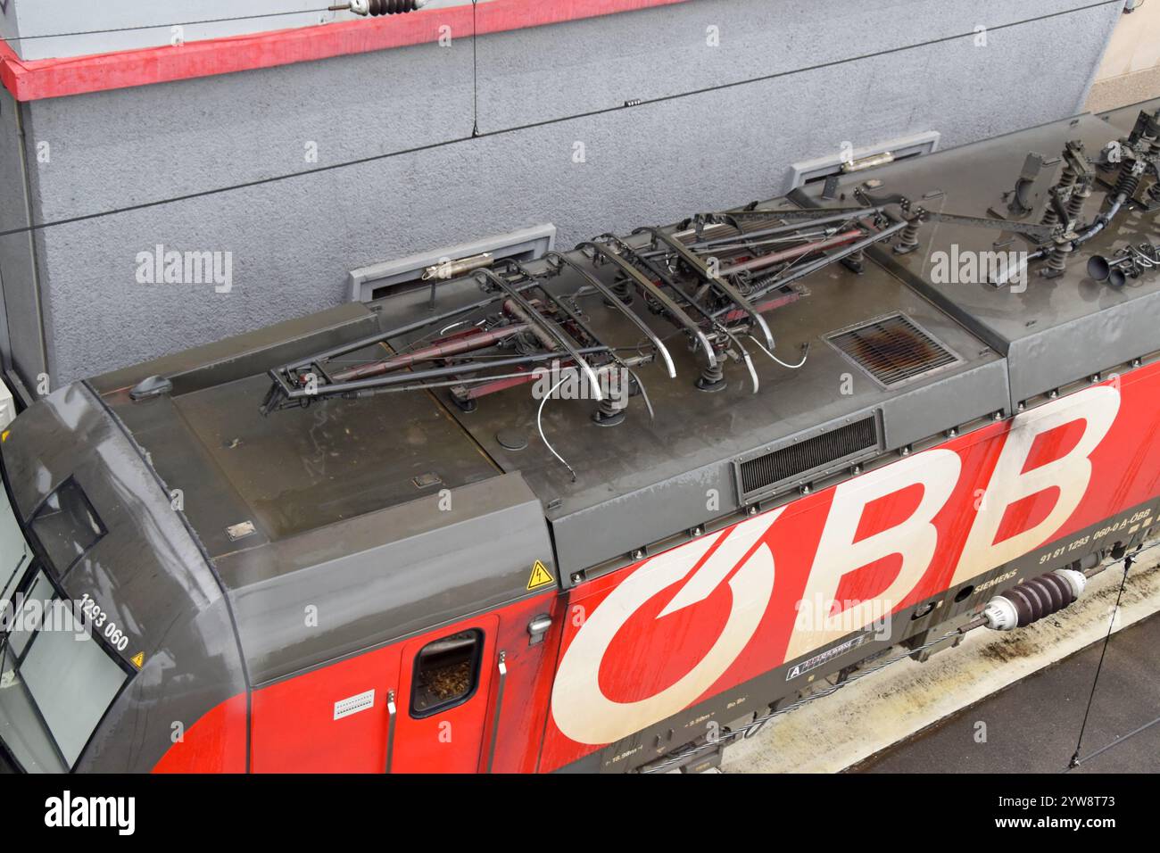 Detail of the Overhead Electric Wire contact and pickup appuratus ...