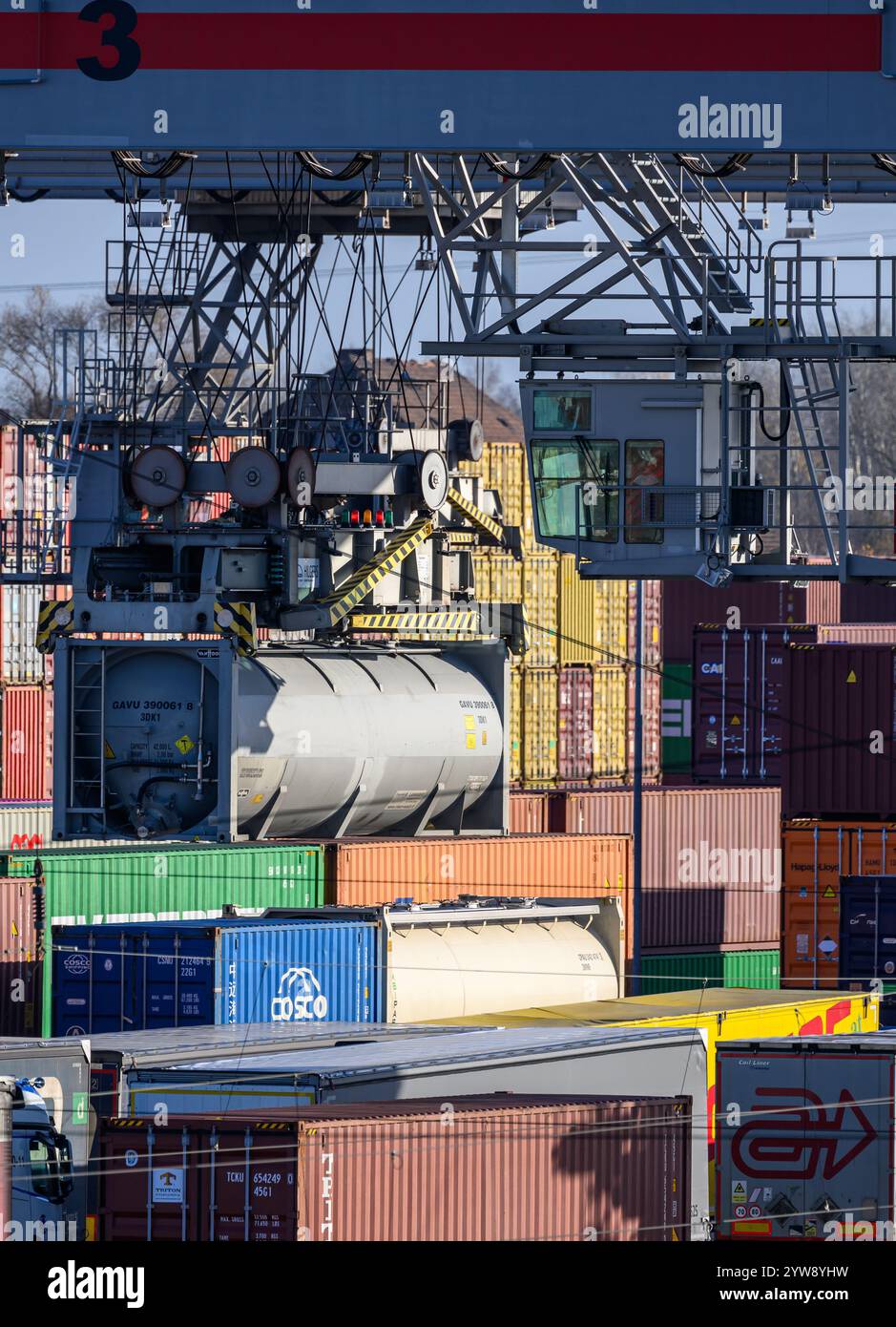 Leipzig, Germany. 26th Nov, 2024. A gantry crane loads a freight train ...