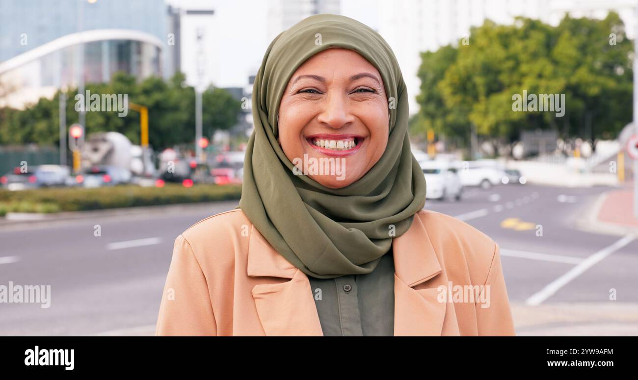 Saudi arabia traditional woman smiling hi-res stock photography and ...