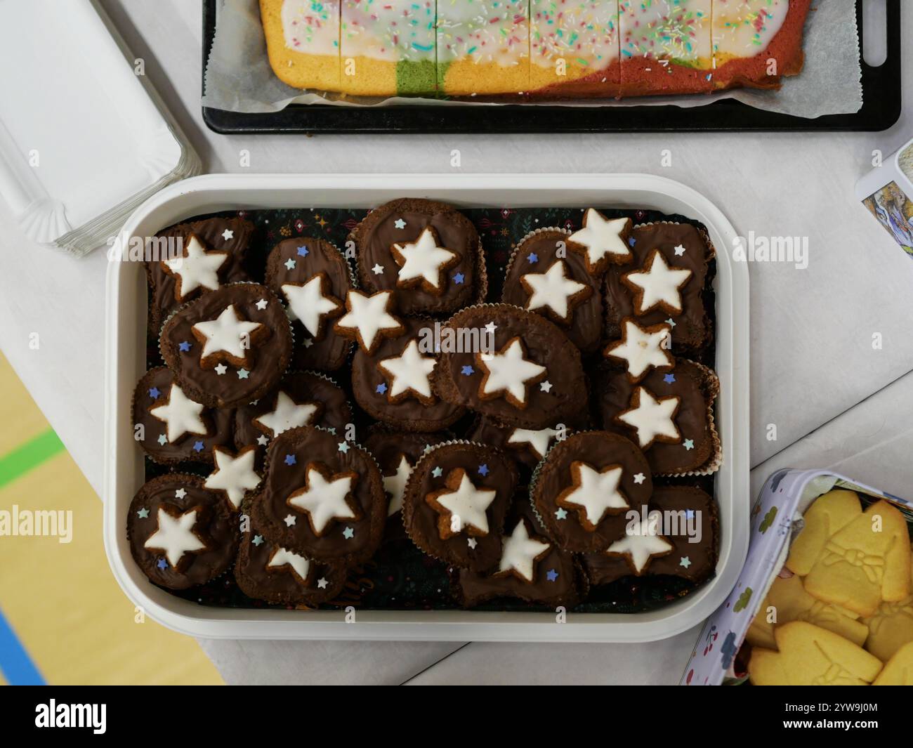 Chocolate brownies are small hand-sized cake portions that are very ...