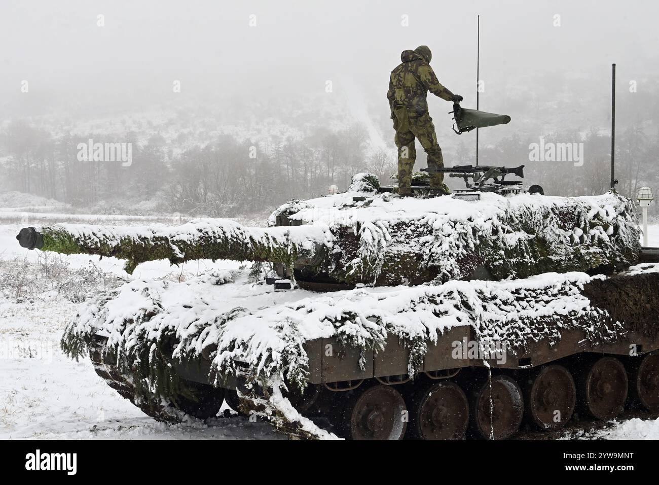 Leopard 2a4 tanks hi-res stock photography and images - Alamy