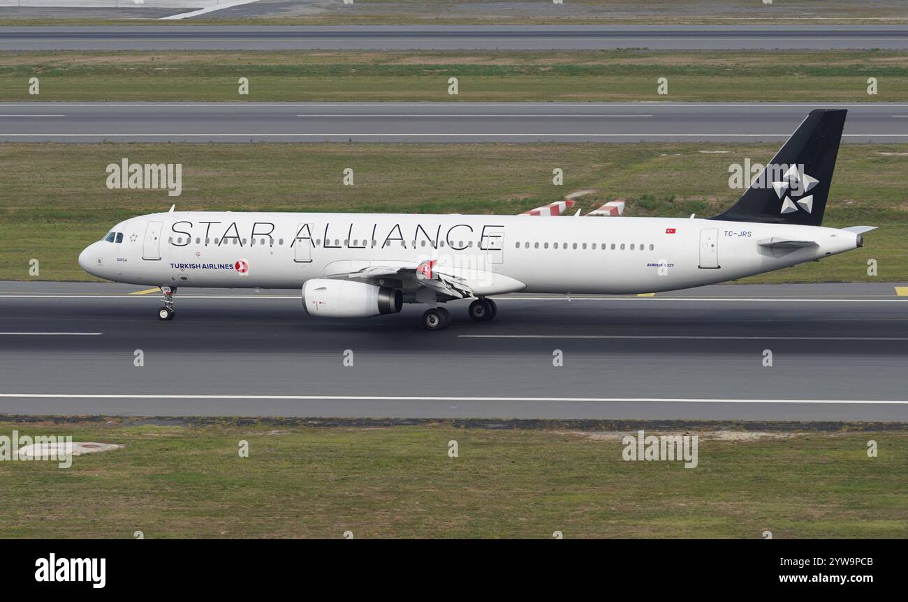 ISTANBUL, TURKIYE - SEPTEMBER 02, 2023: Turkish Airlines Airbus A321-231 (4761) landing to ...