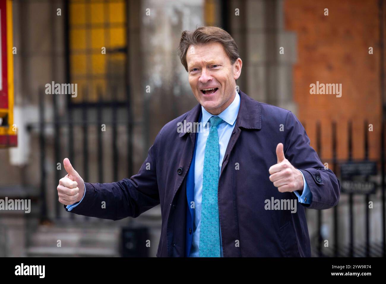 Nigel farage thumbs up hi-res stock photography and images - Alamy