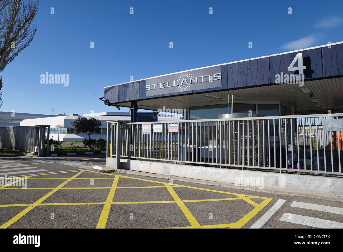 Facade of the Stellantis factory on December 10, 2024, in Figueruelas ...