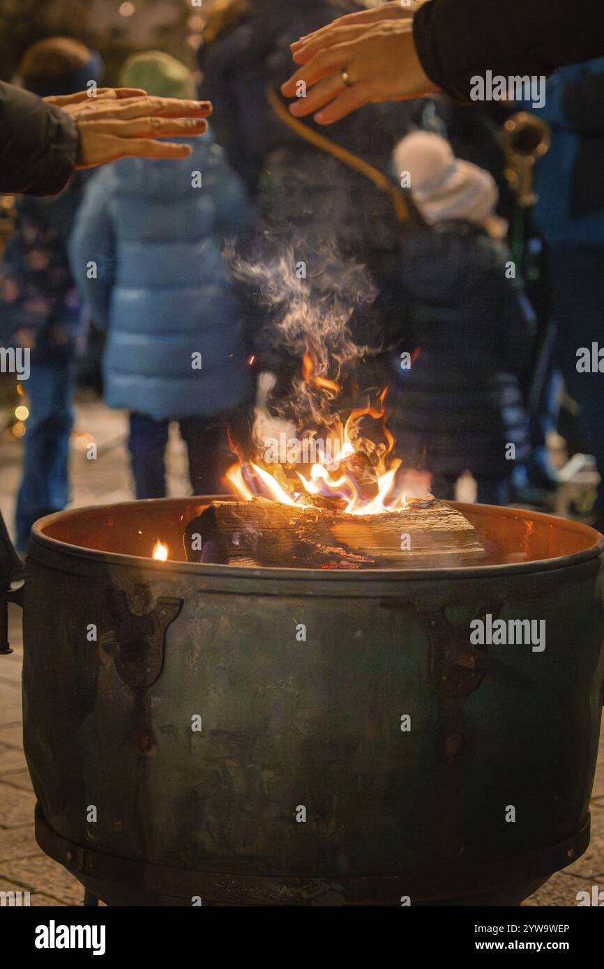 People burn fire warm themselves hi-res stock photography and images ...