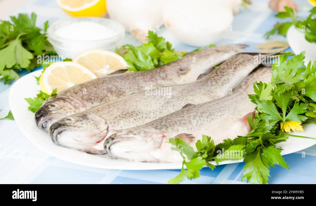 Lemon, parsley, fish and onion lying on the plate Stock Photo - Alamy