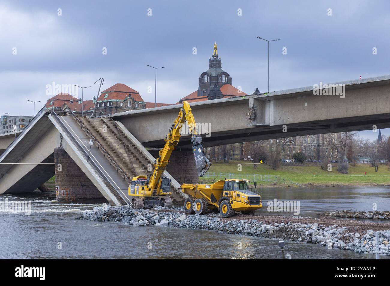After the partial collapse of the Carola Bridge, demolition work ...