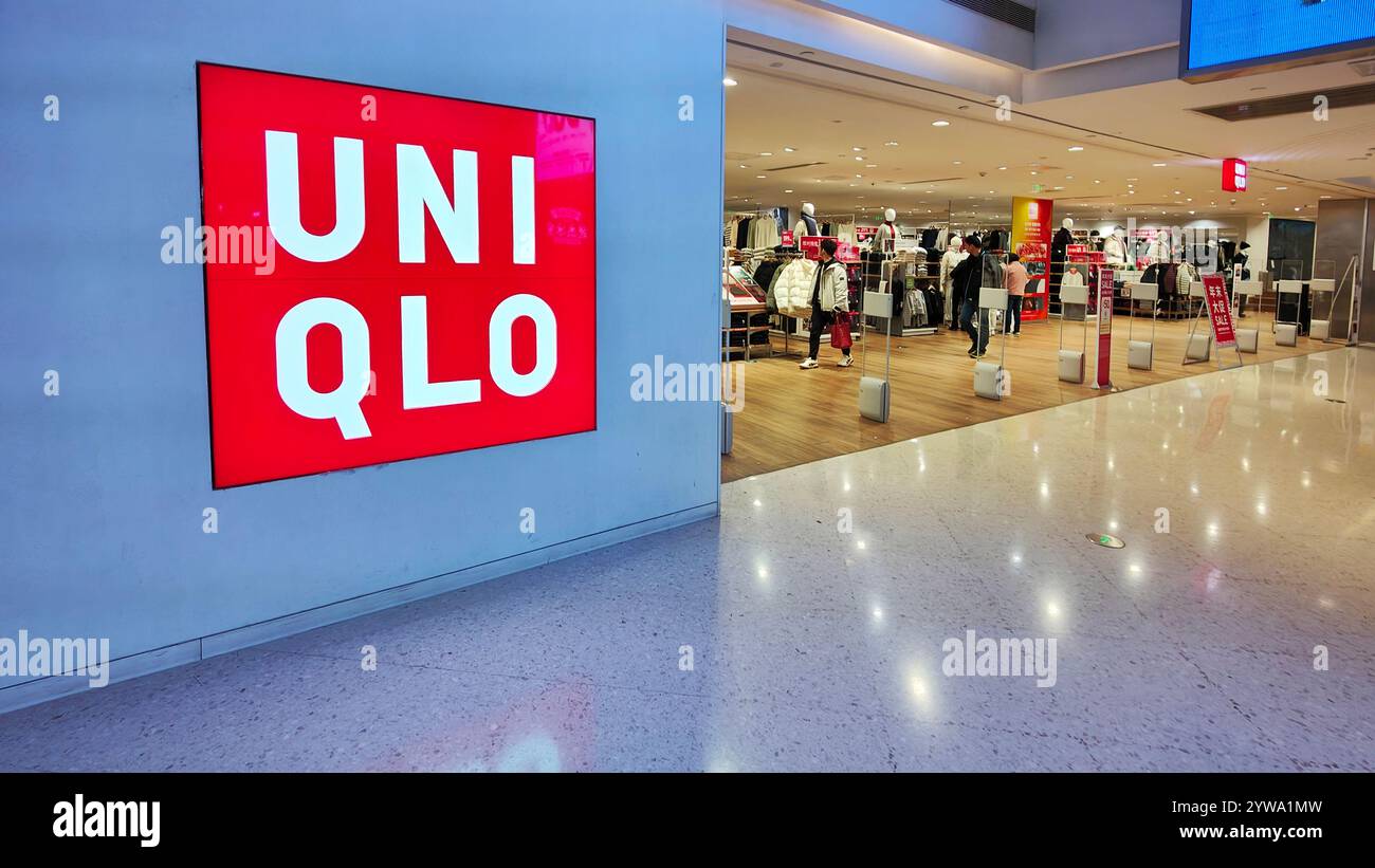 Uniqlo customers hi-res stock photography and images - Alamy