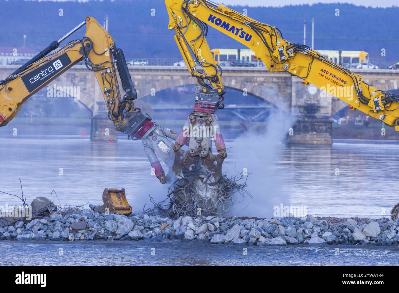 After the partial collapse of the Carola Bridge, demolition work ...