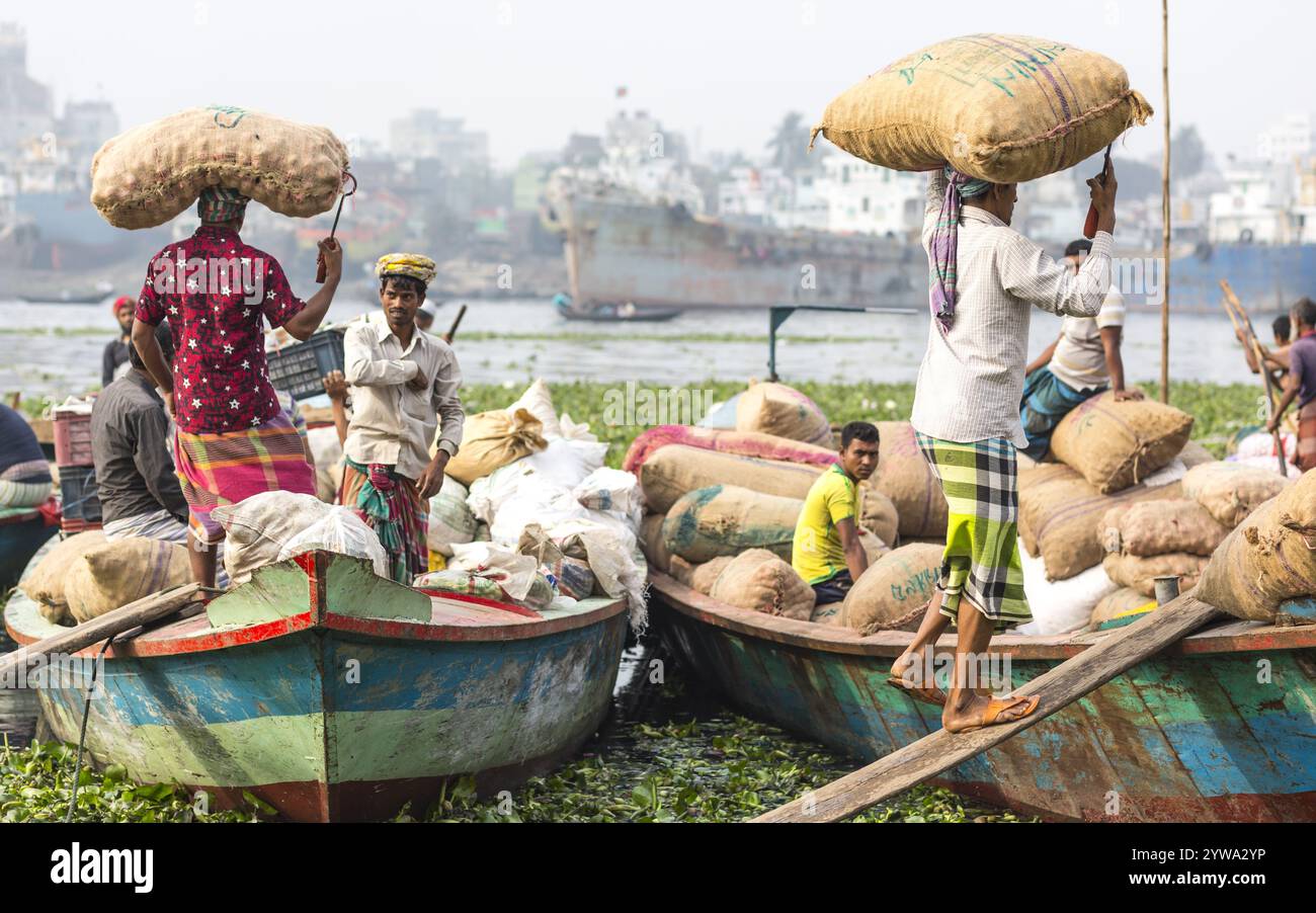 Workers with sacks on their heads, Dhaka, Bangladesh, Asia Stock Photo ...