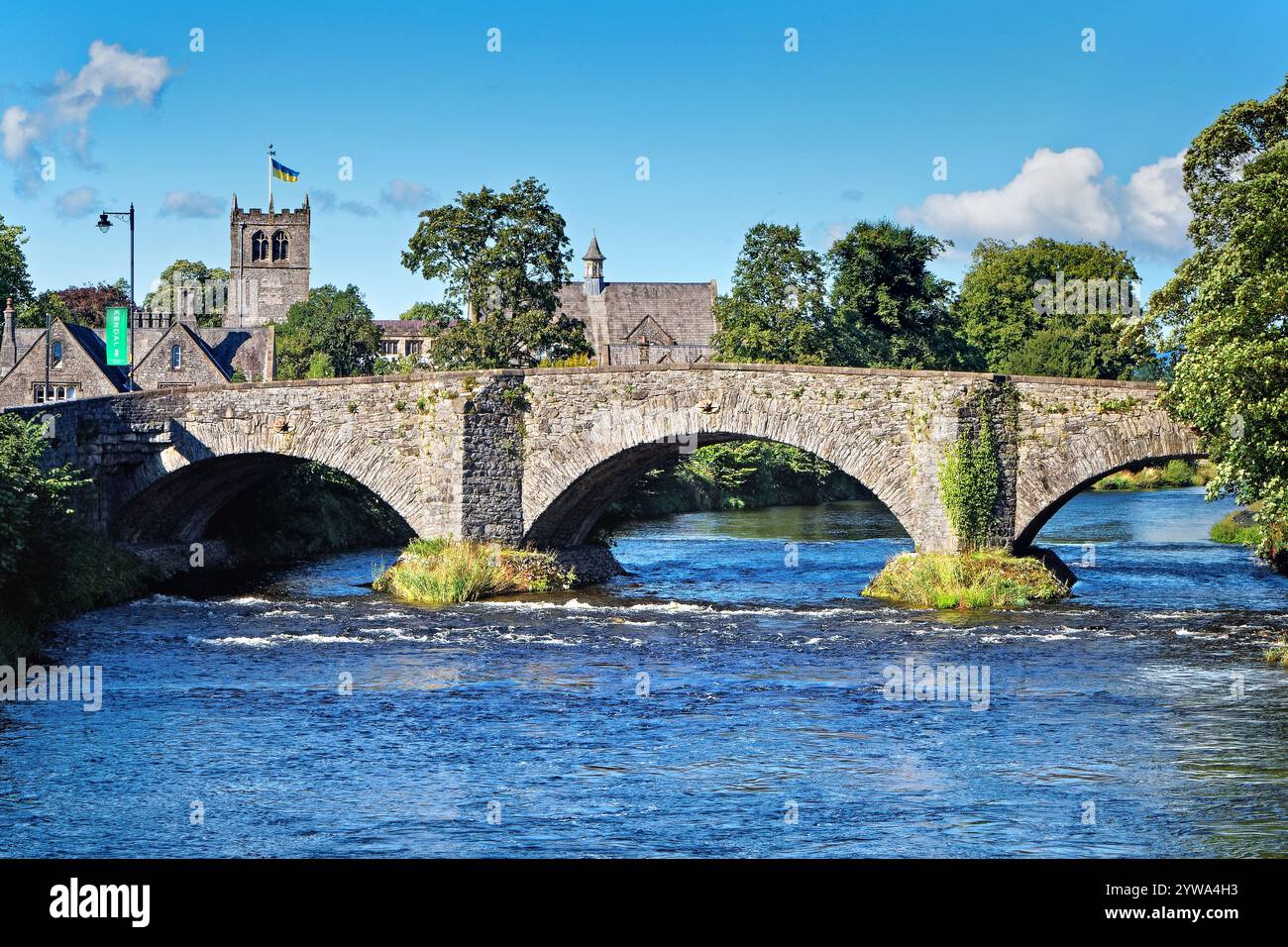 UK, Cumbria, Kendal, River Kent, Nether Bridge and Kendal Parish Church ...