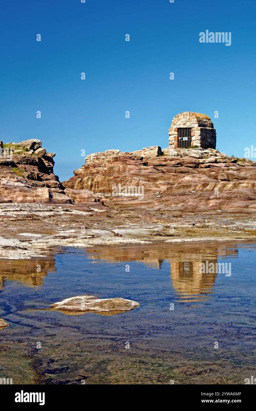 Reflections seahouses hi-res stock photography and images - Alamy
