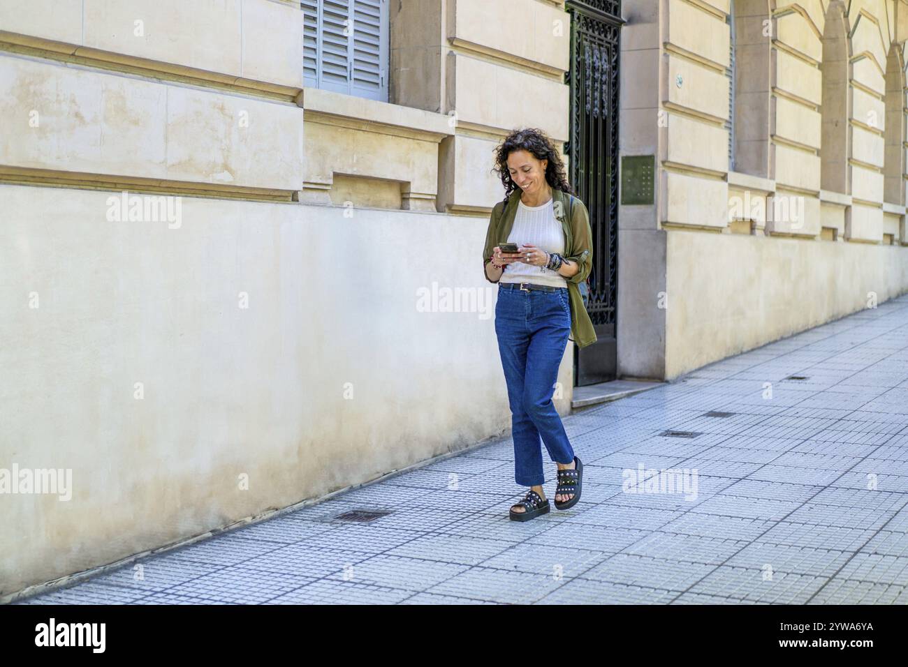 Walking while texting hi-res stock photography and images - Alamy