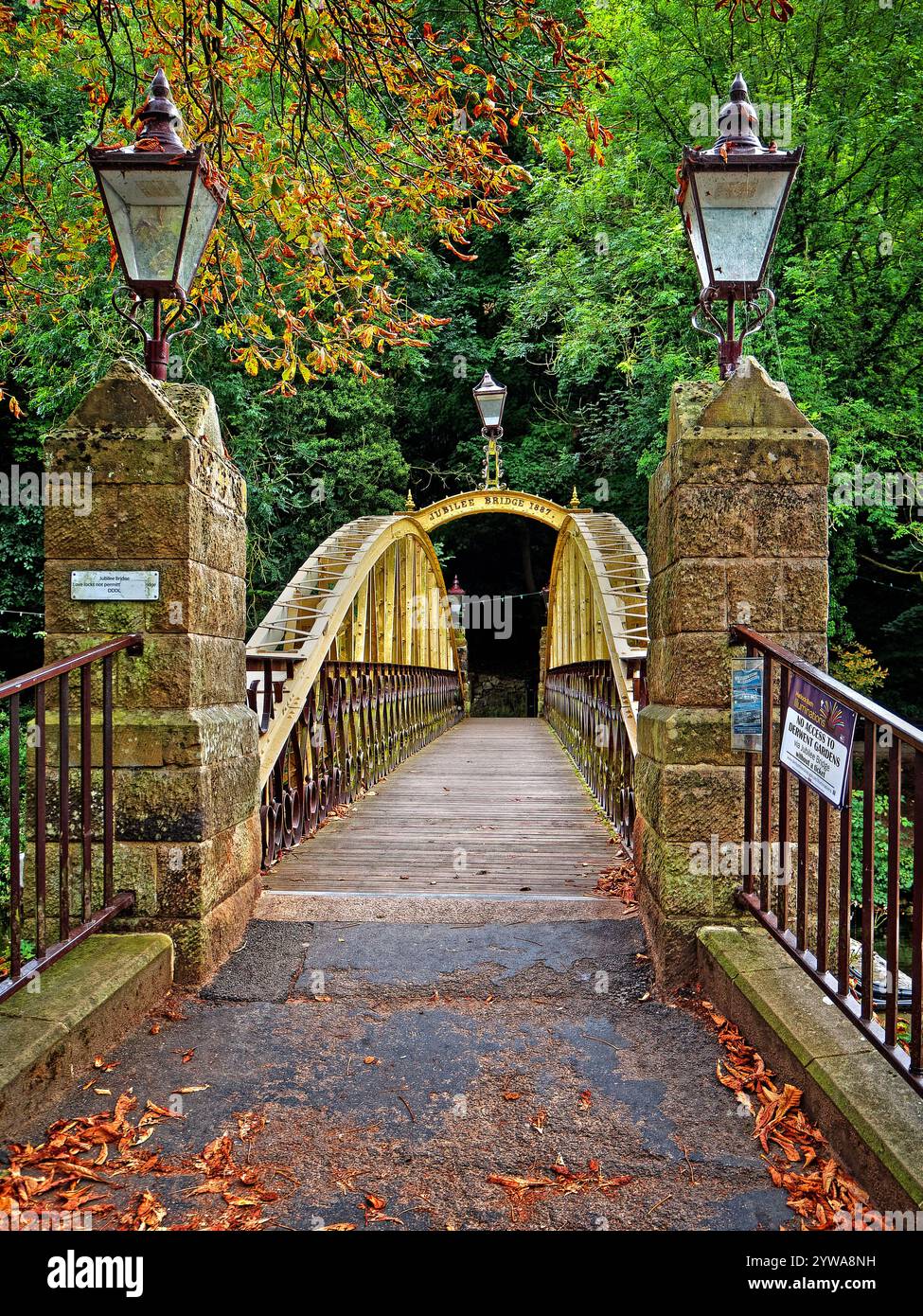 UK, Derbyshire, Peak District, Matlock Bath, Jubilee Bridge across the ...