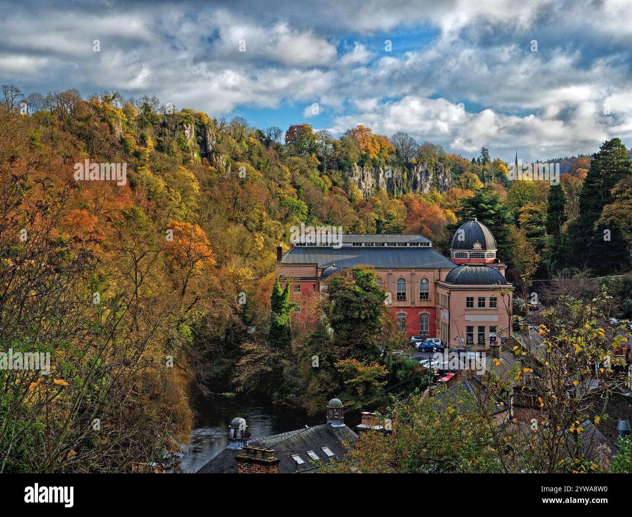 UK, Derbyshire, Peak District, Matlock Bath, View of River Derwent and ...