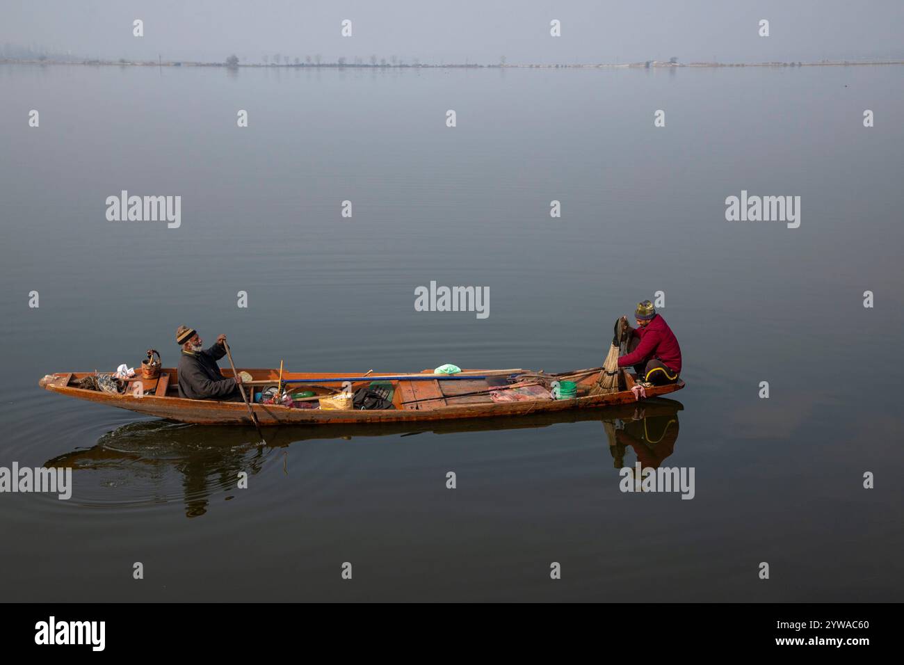 Srinagar, India. 10th Dec, 2024. A Kashmiri boatman ferries Indian tourists across the world ...