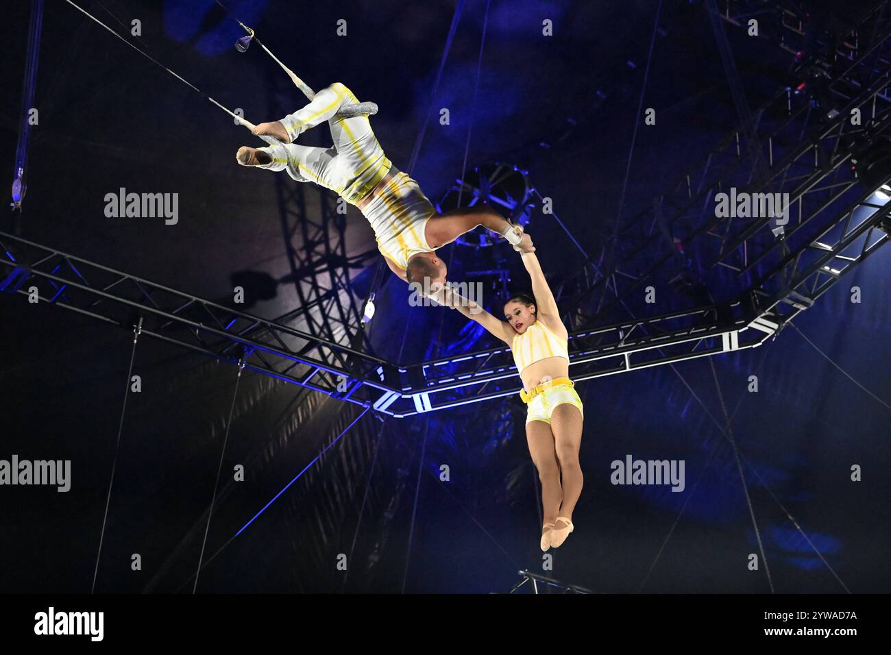 The FLYING ROYALS, Trapezkuenstler, Trapez-Akrobatik, Premiere der Show ...
