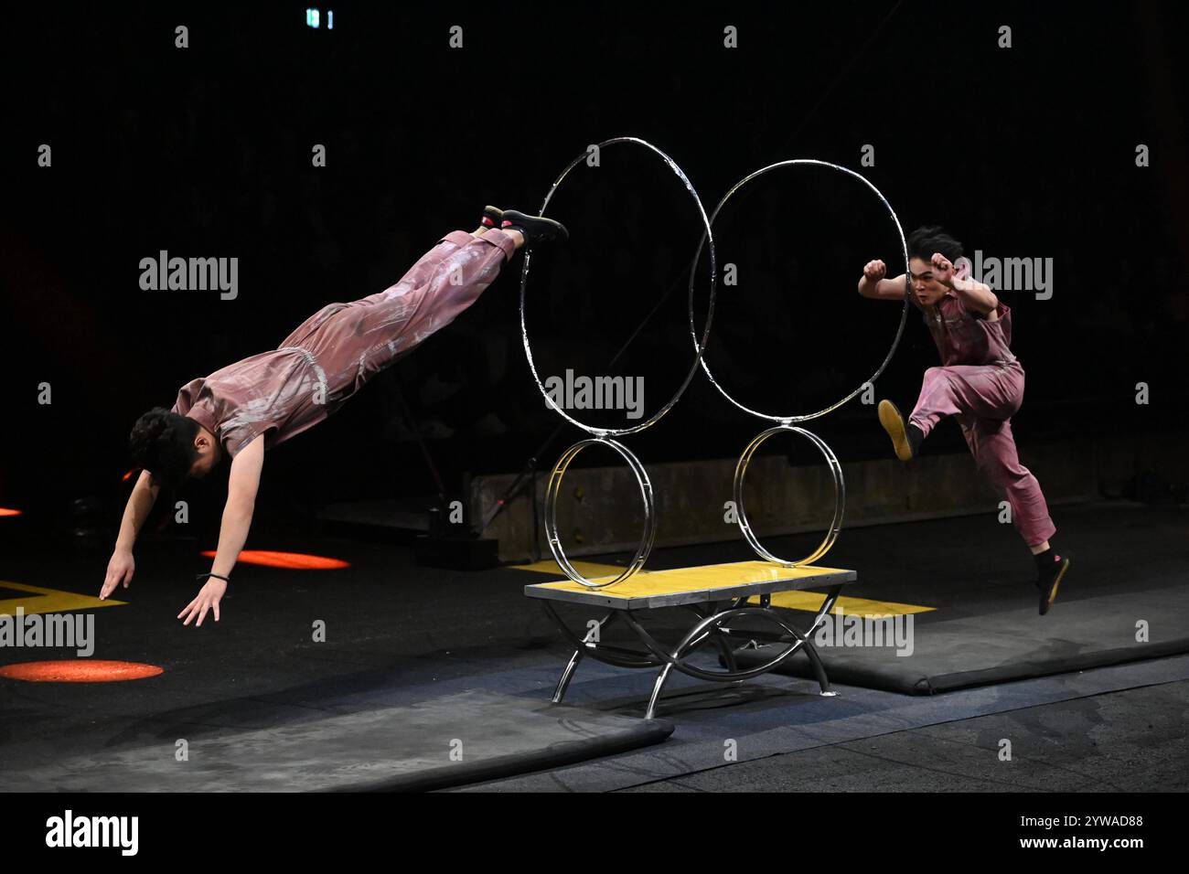 DEZHOU TROUPE, Akrobatik Premiere der Show ,,Einmal Hoelle und zurueck ...