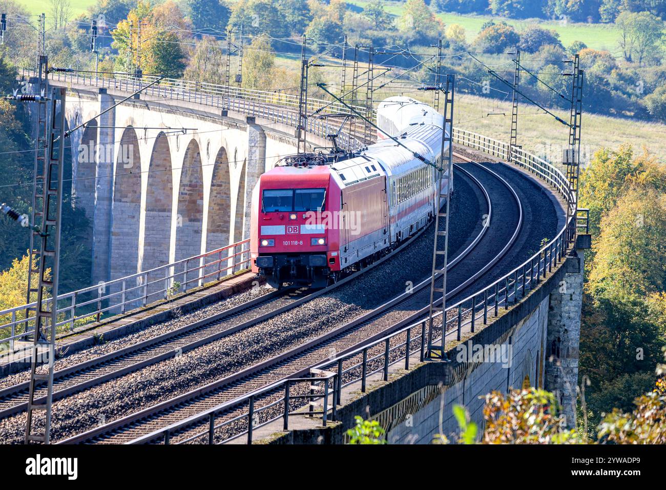 Eisenbahnverkehr auf dem Eisenbahnviadukt Altenbeken. Intercity Zug der ...