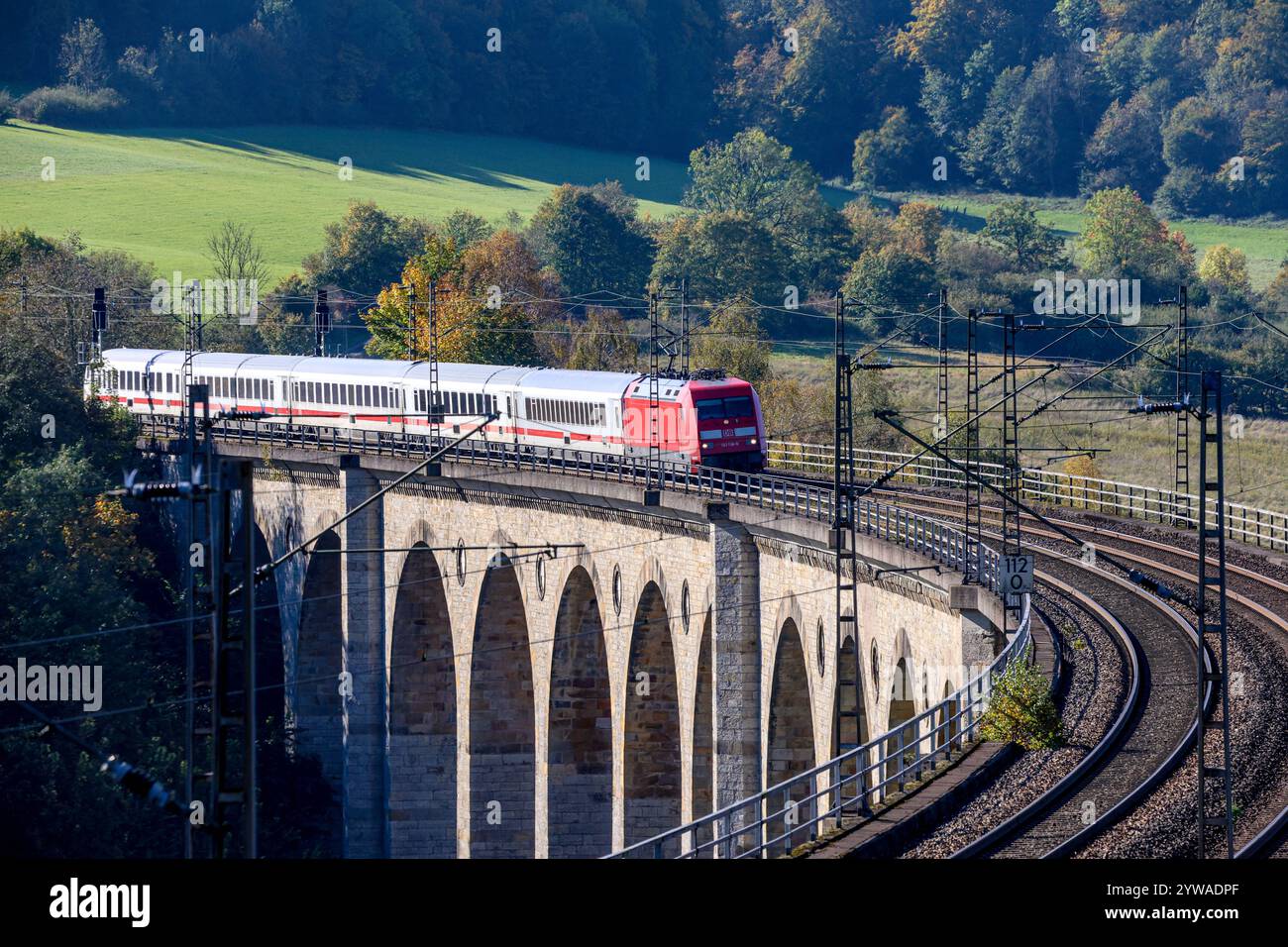 Eisenbahnverkehr auf dem Eisenbahnviadukt Altenbeken. Intercity Zug der ...