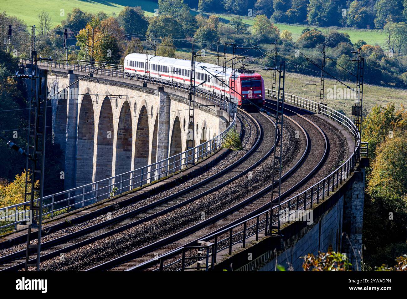 Eisenbahnverkehr auf dem Eisenbahnviadukt Altenbeken. Intercity Zug der ...