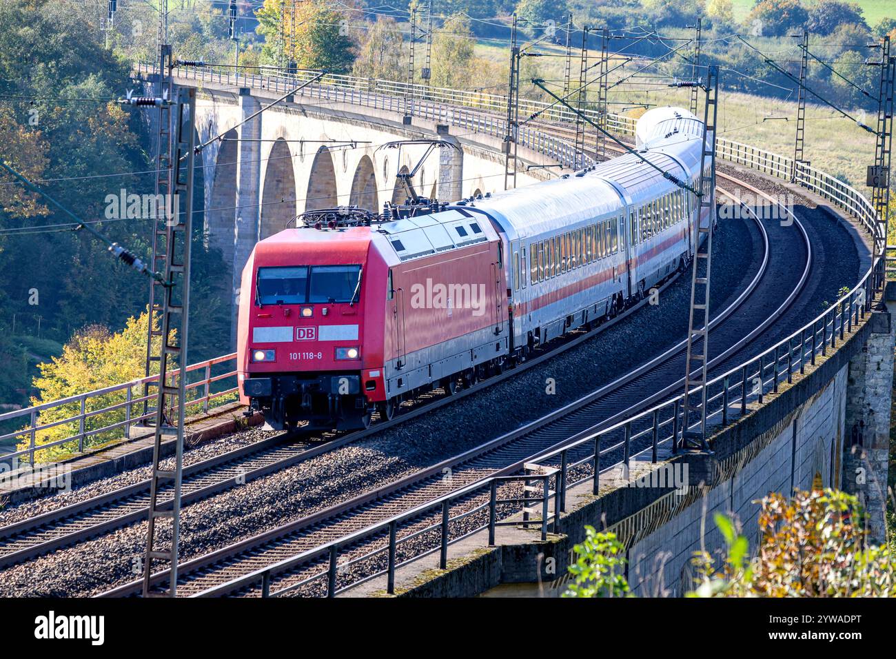 Eisenbahnverkehr auf dem Eisenbahnviadukt Altenbeken. Intercity Zug der ...