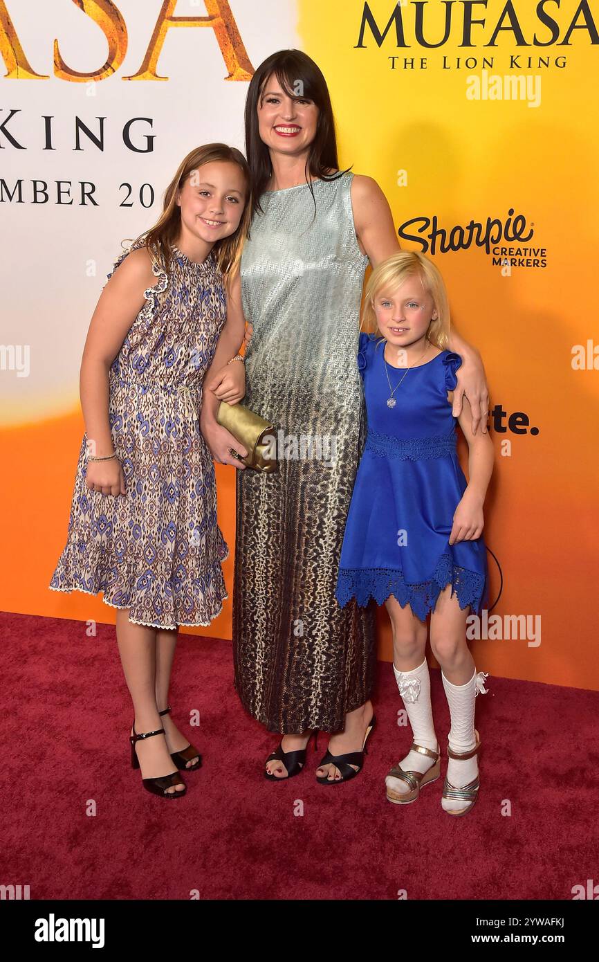 Onnalee Blank mit Begleitung bei der Weltpremiere des Kinofilms 'Mufasa ...