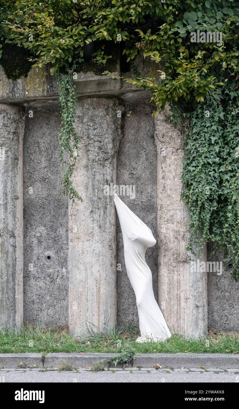 Statue female bored hi-res stock photography and images - Alamy