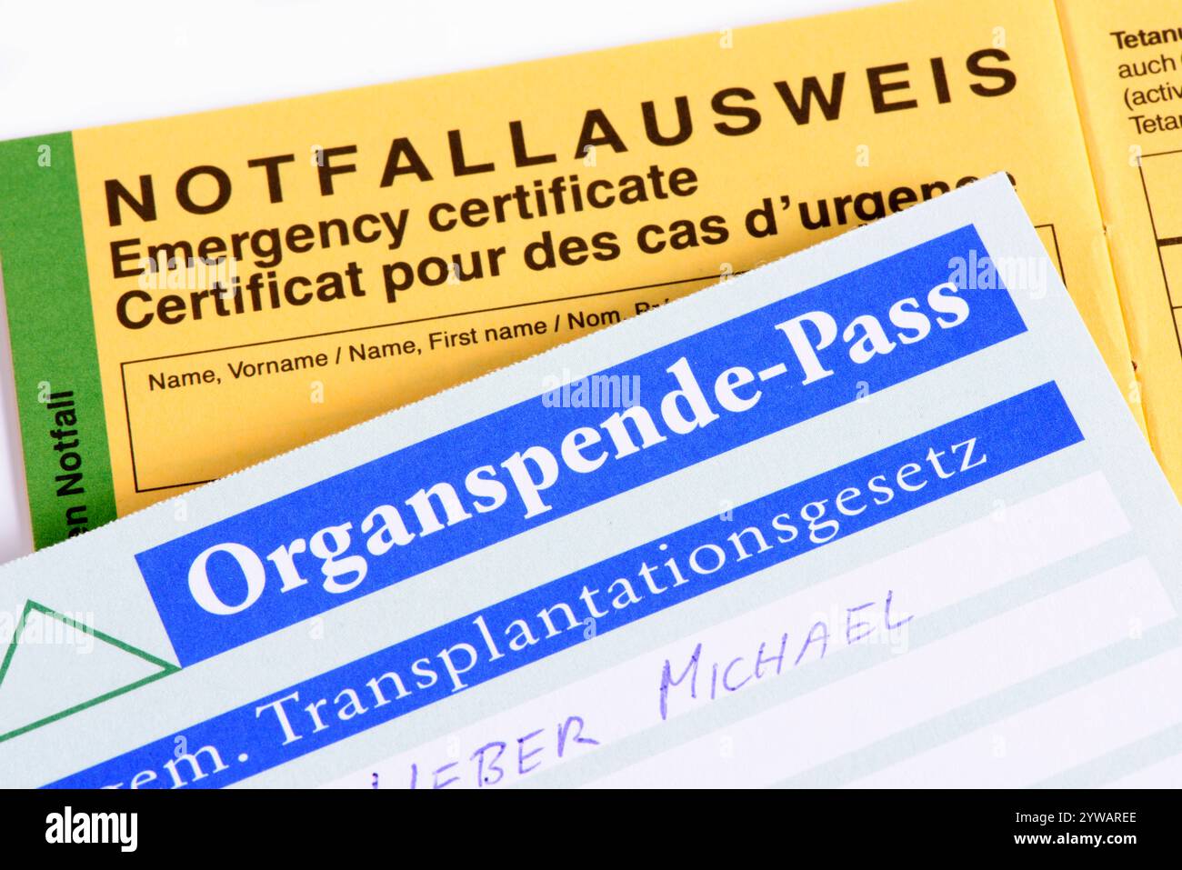 Notfallausweis und Organspendepass Ein Organspende-Pass liegt auf einem ...
