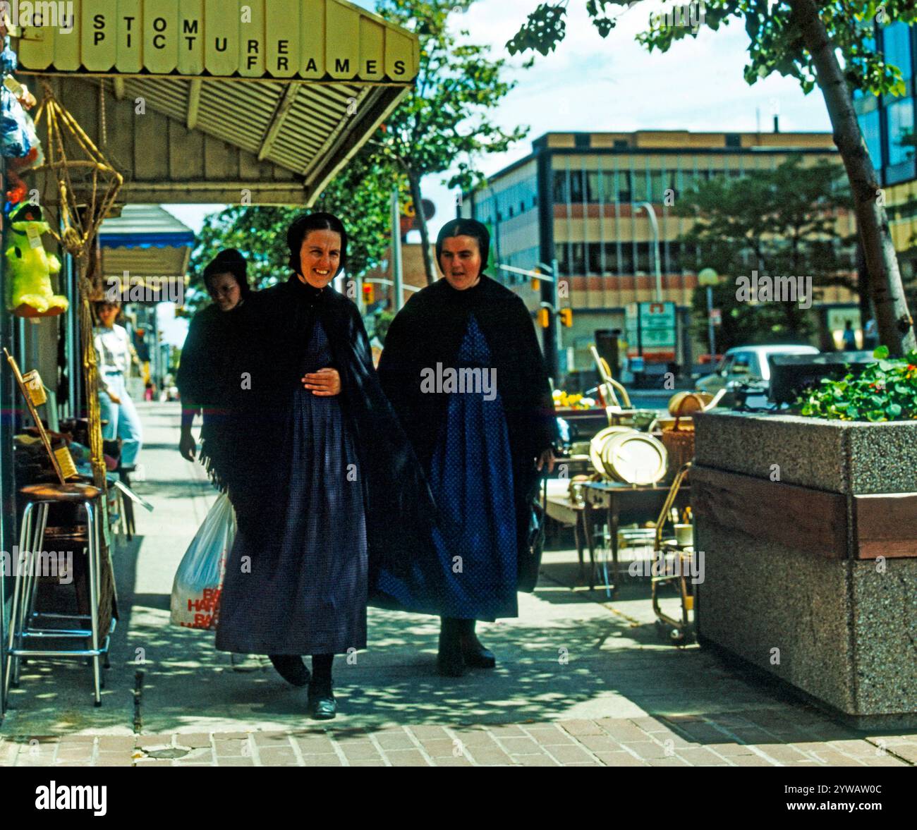 Mennonite women hi-res stock photography and images - Alamy